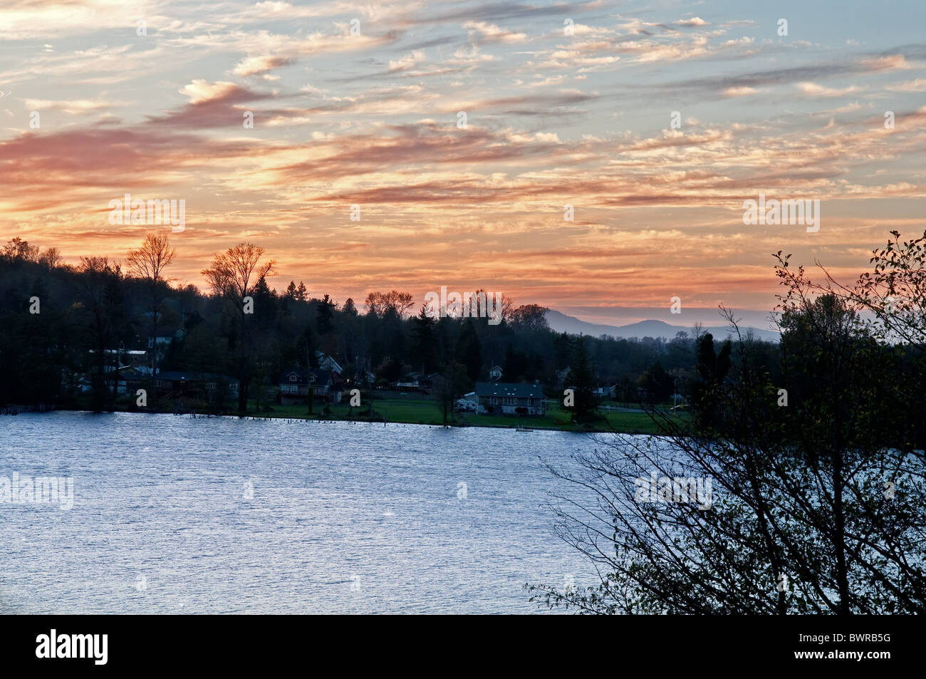 Sunset lakeside neighborhood hi-res stock photography and images - Alamy