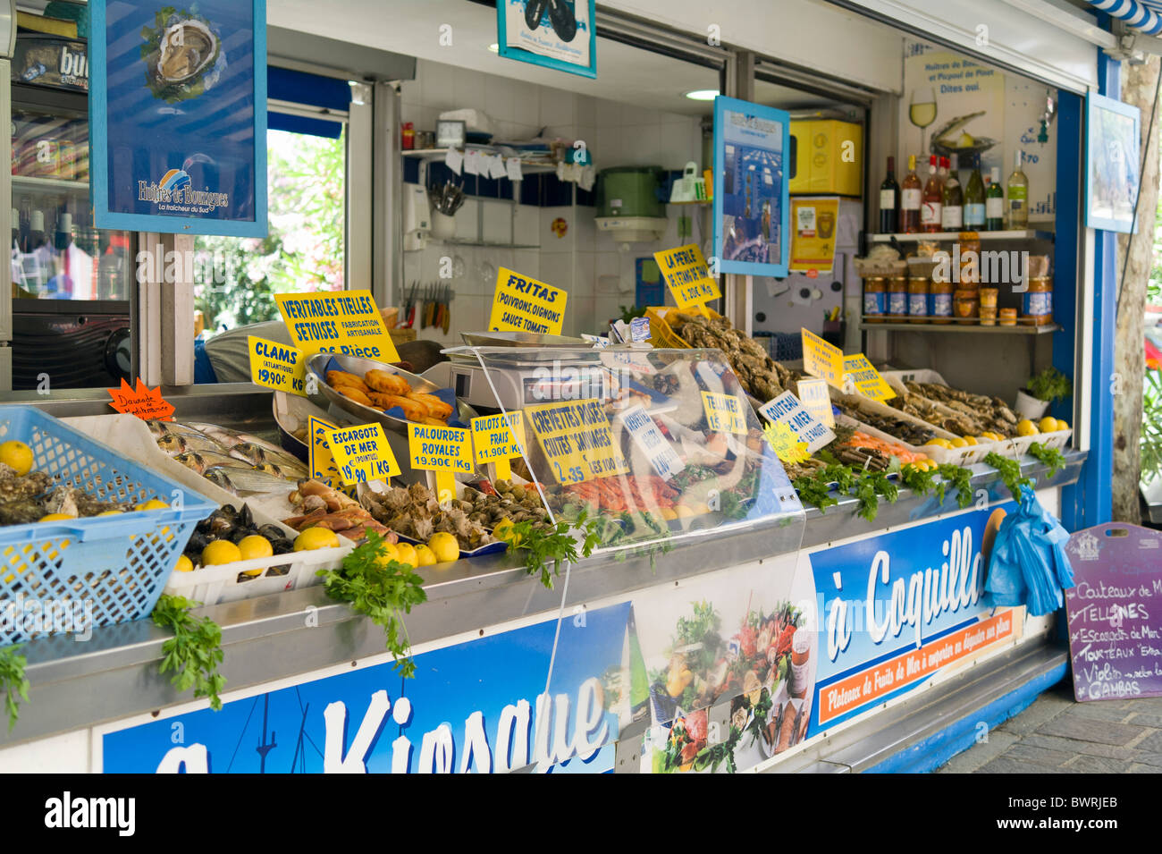Seafood stall hi-res stock photography and images - Alamy