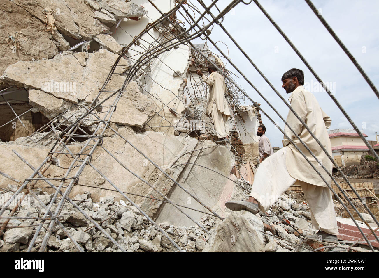 Remains destroyed concrete building hi-res stock photography and images ...