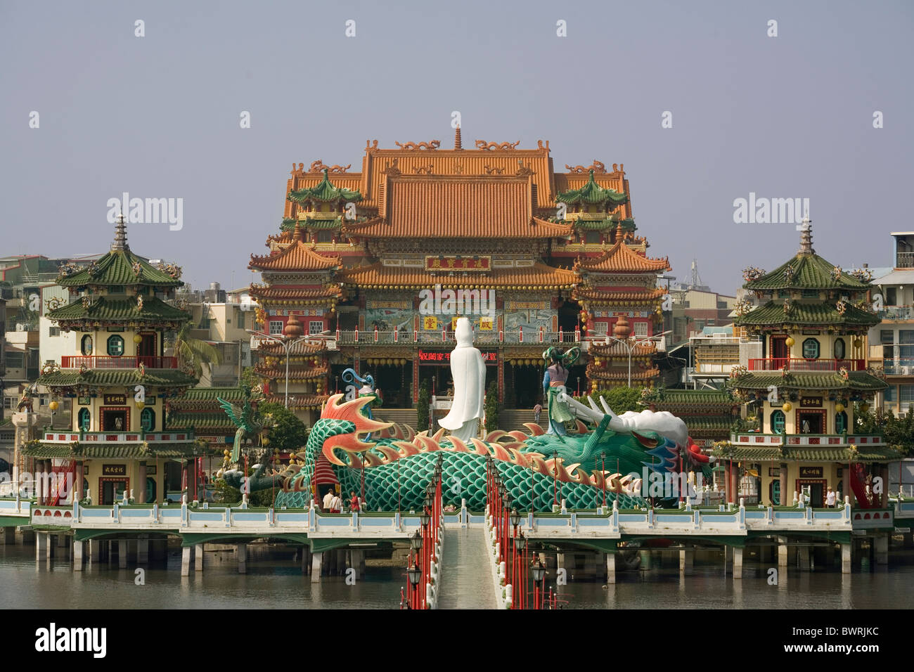 Dragon statue chi ming tang lotus hi-res stock photography and images ...