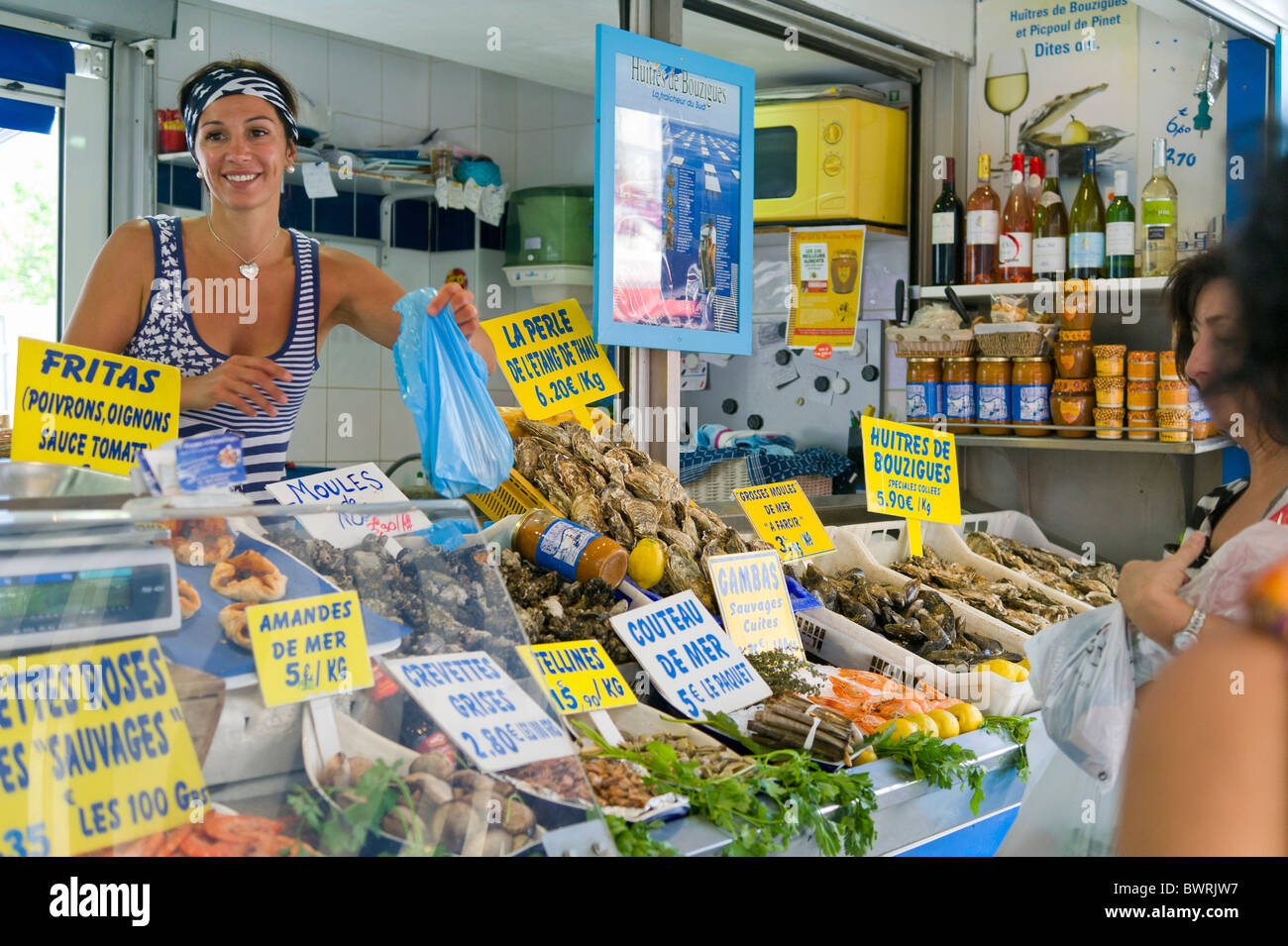 Seafood stall hi-res stock photography and images - Alamy