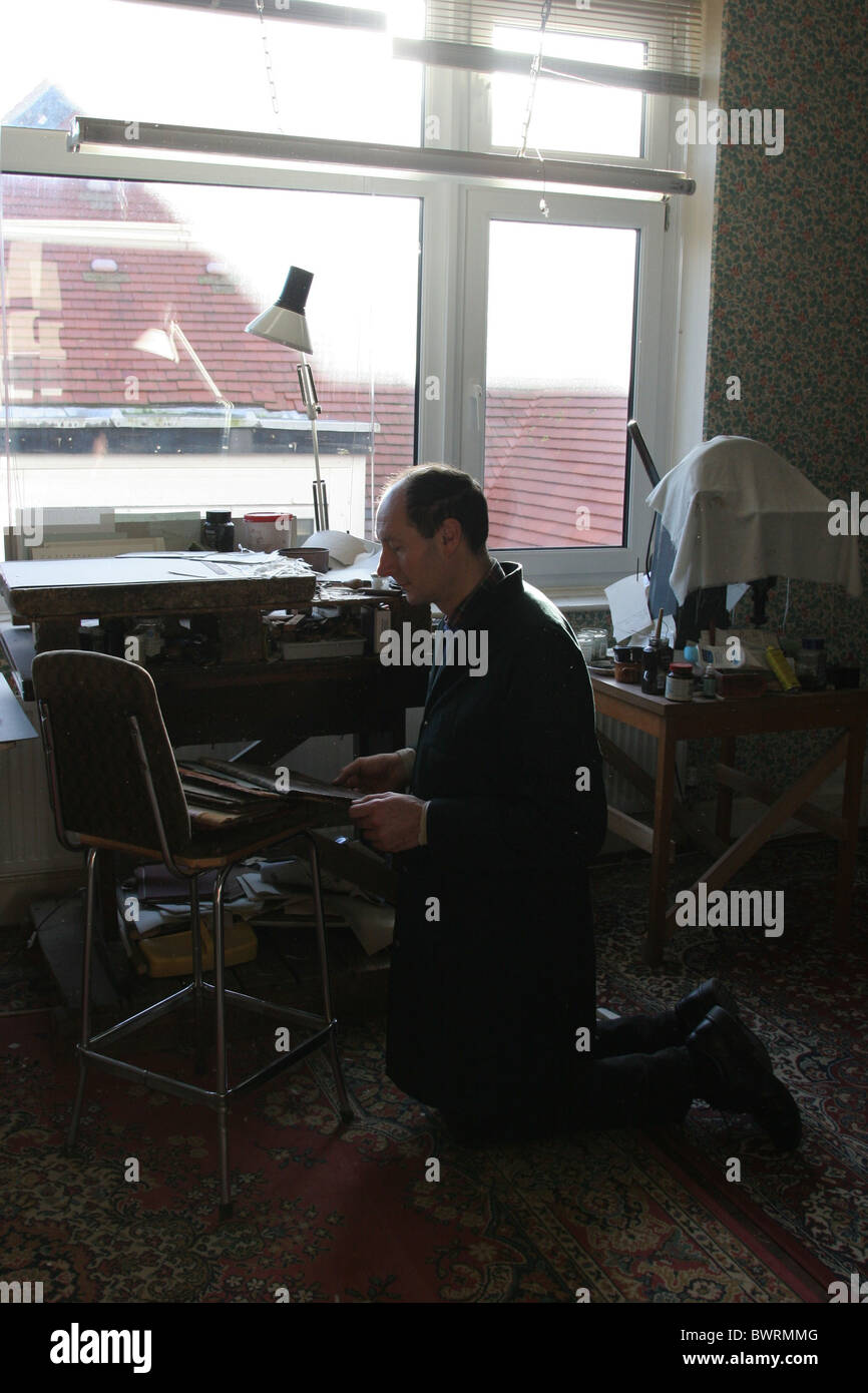 Kneeling man hi-res stock photography and images - Alamy