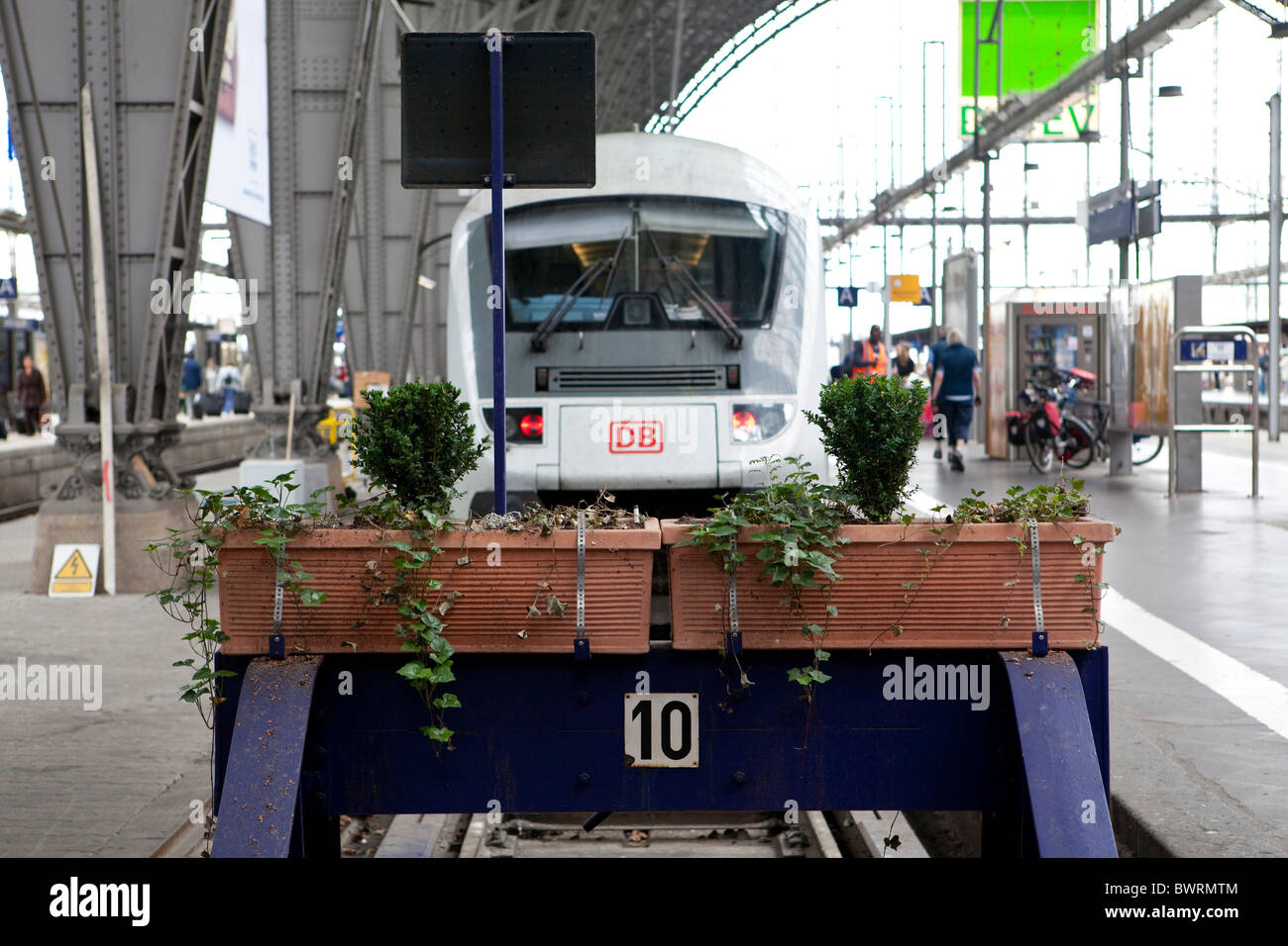 A regional train at a platform, Frankfurt central Station, Frankfurt am ...