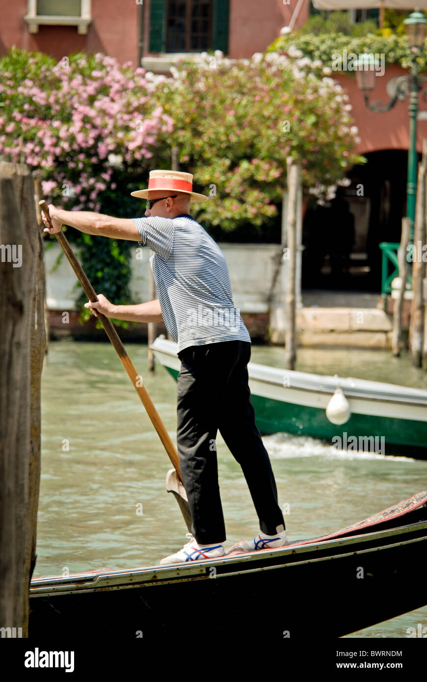 Gondolier rowing gondola Stock Photo - Alamy