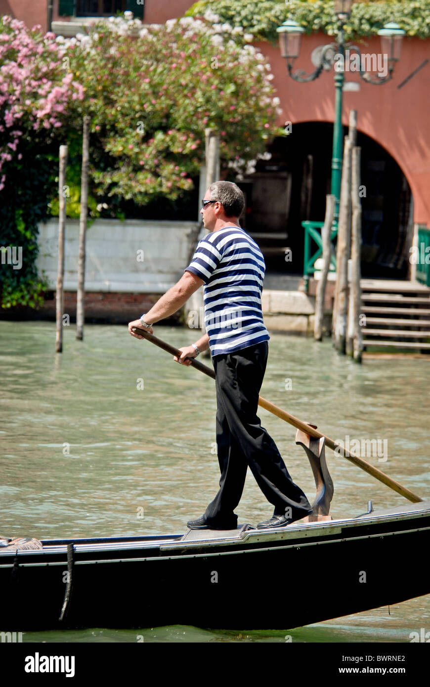 Gondolier rowing gondola Stock Photo - Alamy