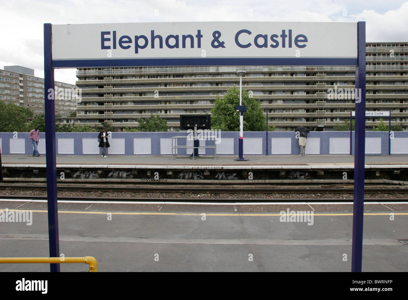 Elephant and castle tube sign hi-res stock photography and images - Alamy