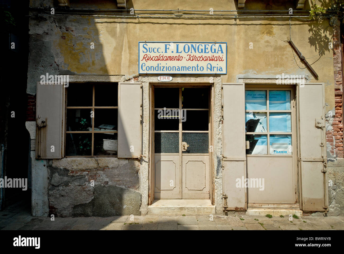 Closed down old shop front Venice Stock Photo - Alamy