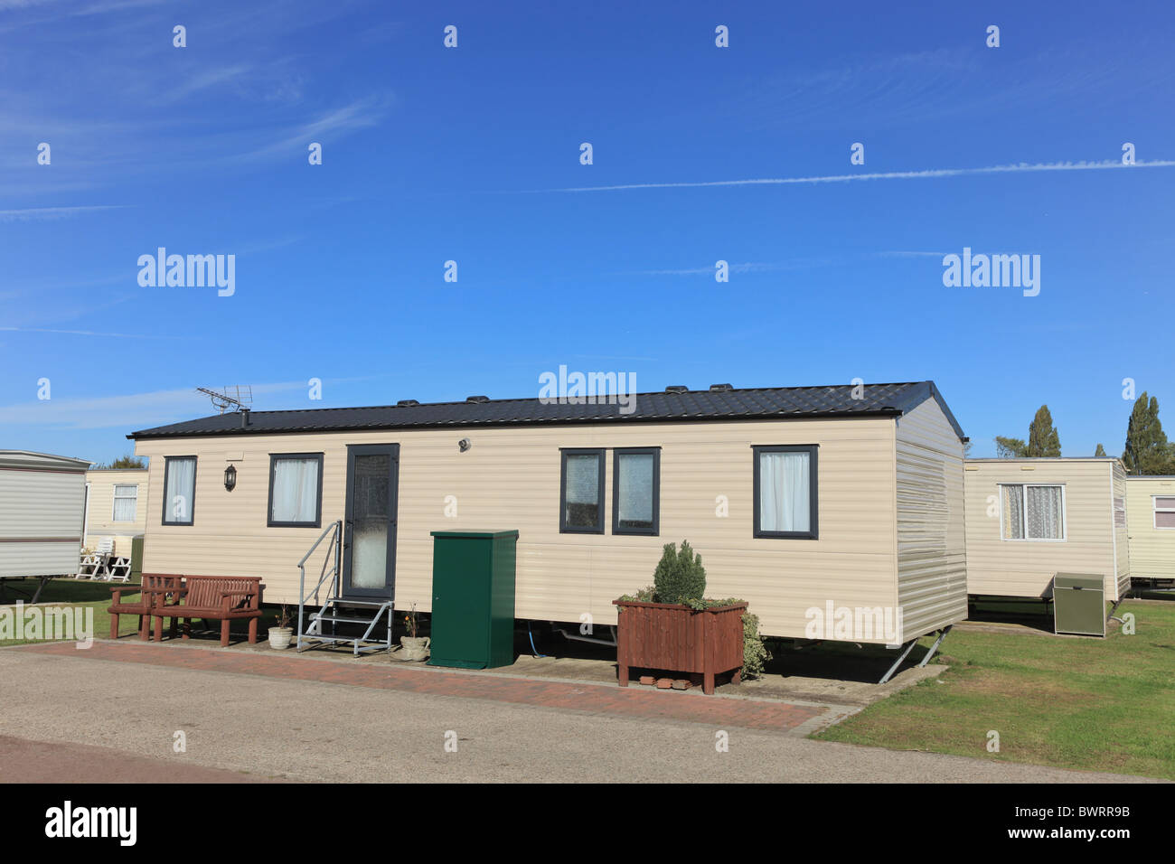 Caravan holiday homes sited on a caravan park in the summer Stock Photo ...