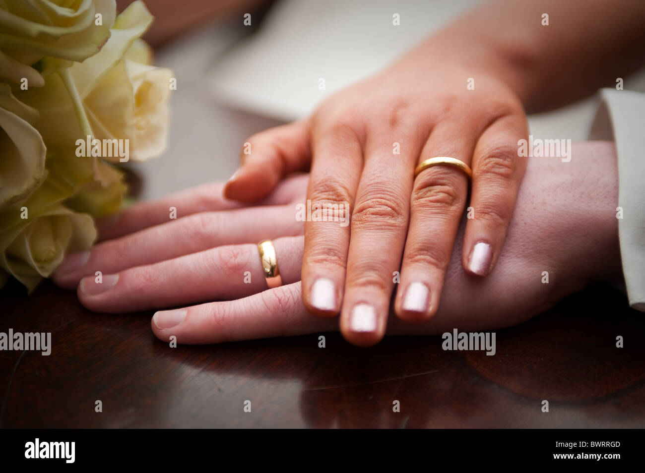 bride and groom hands showing wedding rings Stock Photo - Alamy
