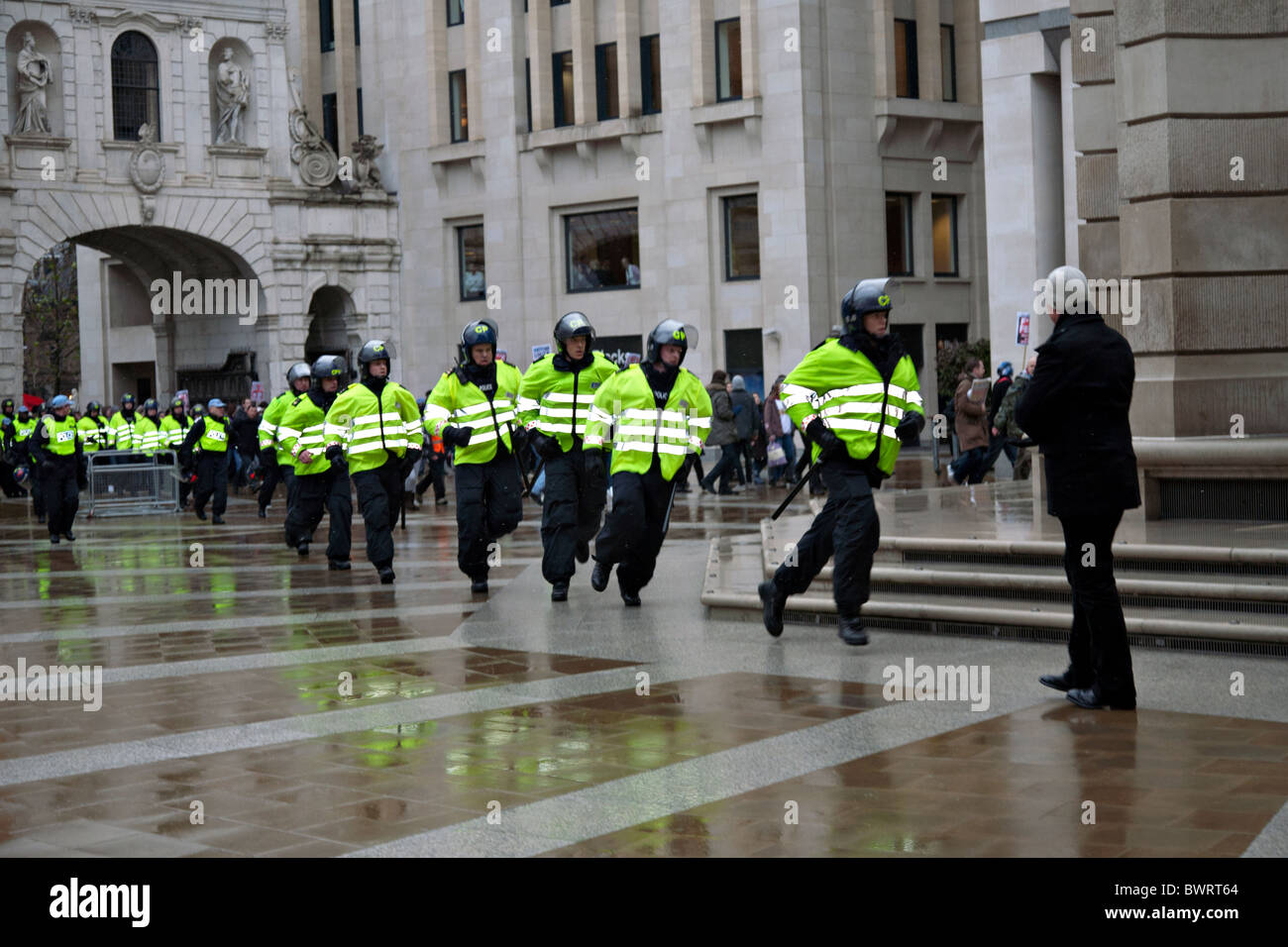 police try to catch Students demonstrating against education cuts in ...