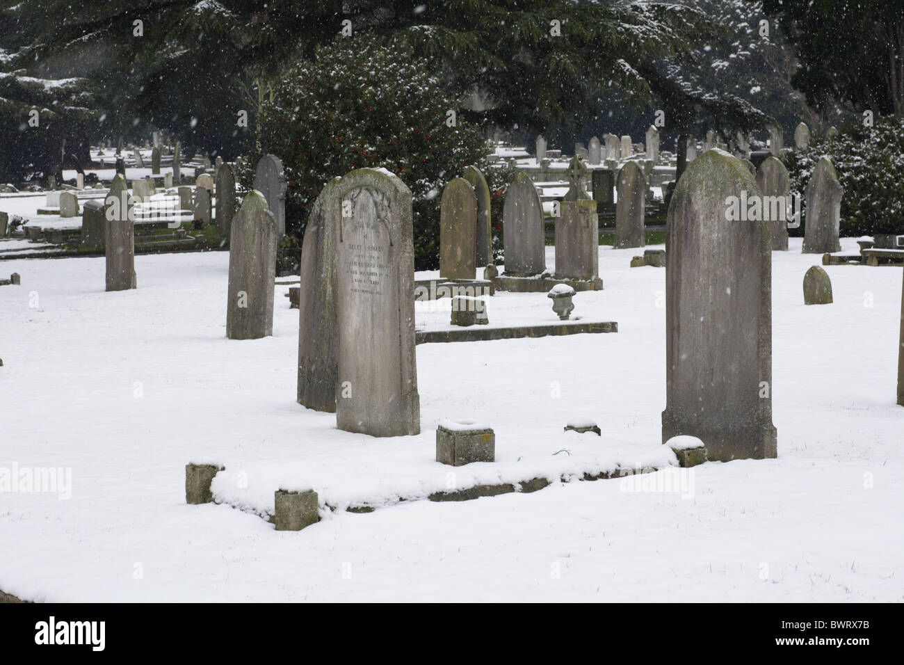 Snow on grave hi-res stock photography and images - Alamy