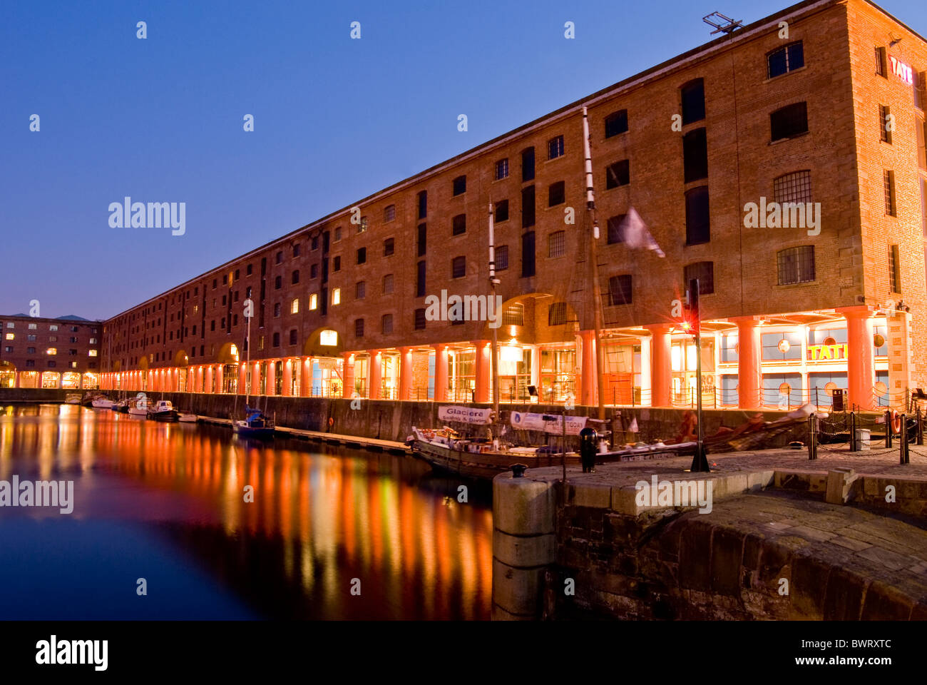 Albert docks and Tate museum, Liverpool, England, UK Stock Photo - Alamy