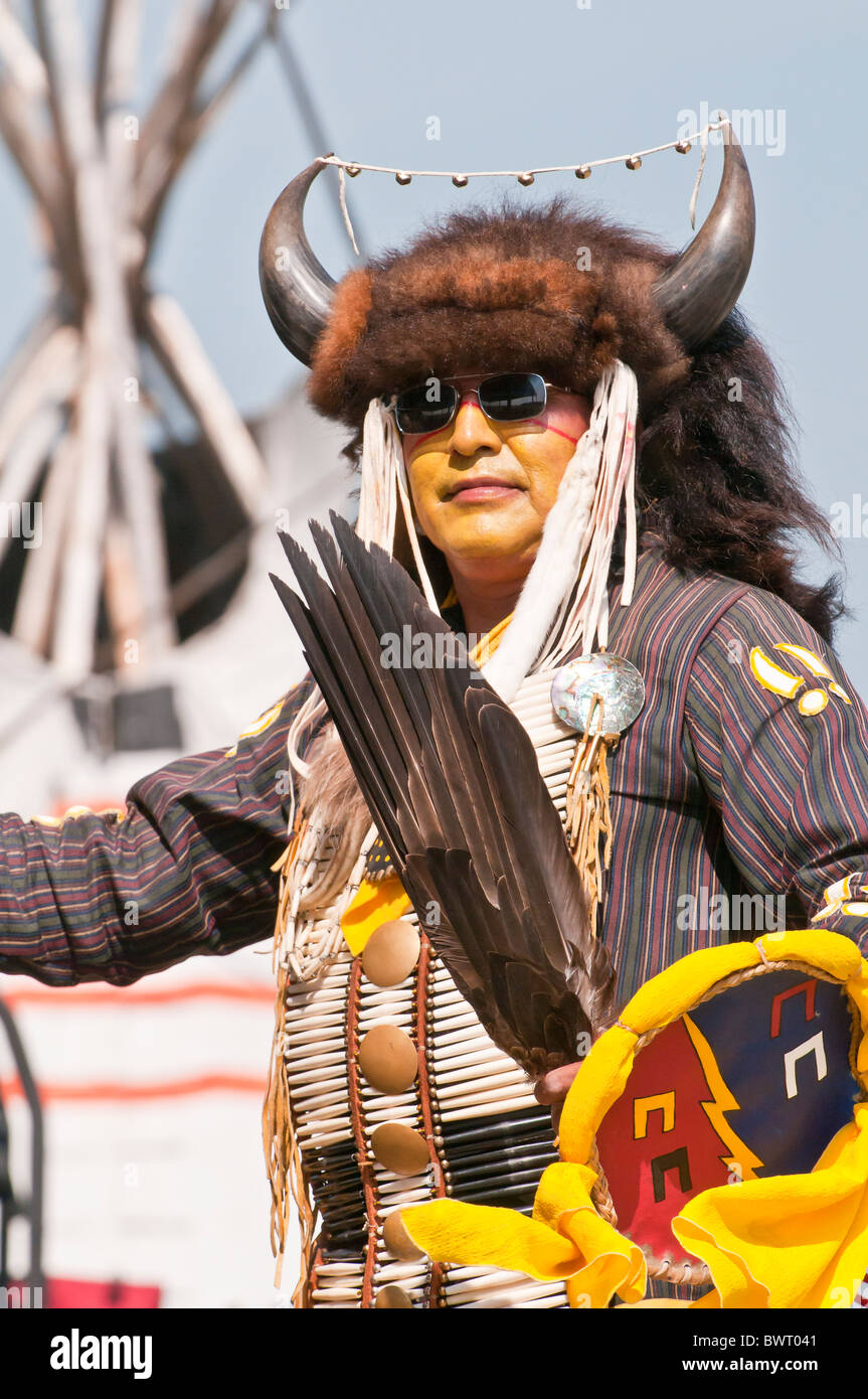 Adult male dancer, Pow-wow, Blackfoot Crossing Historical Park, Alberta ...