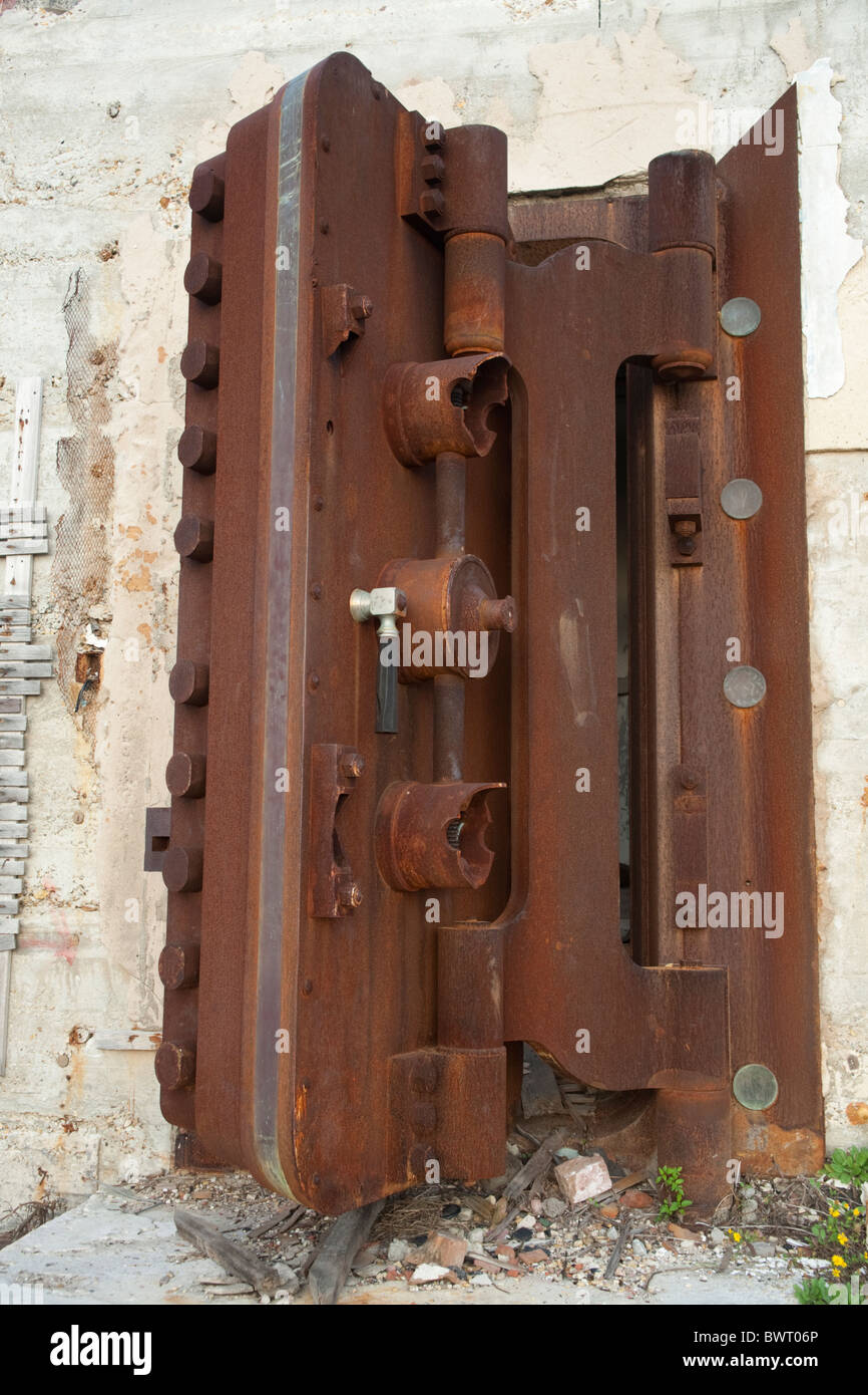 Safe door hi-res stock photography and images - Alamy