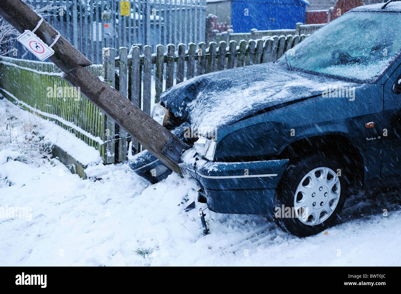 Car crash in snow hi-res stock photography and images - Alamy
