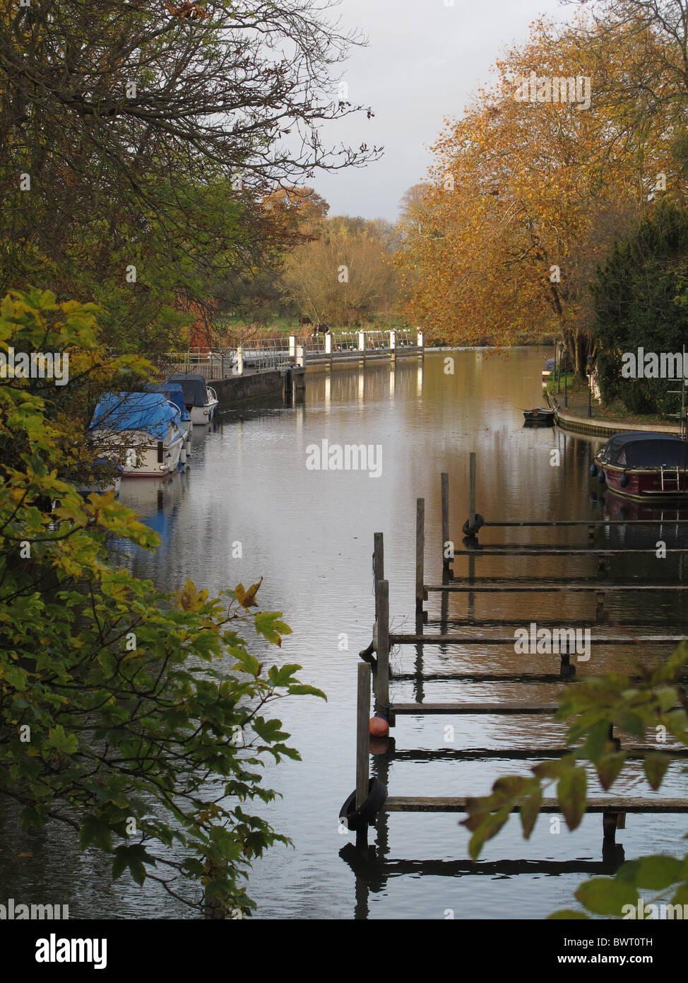 Thames at Goring Lock in autumn colours Stock Photo - Alamy