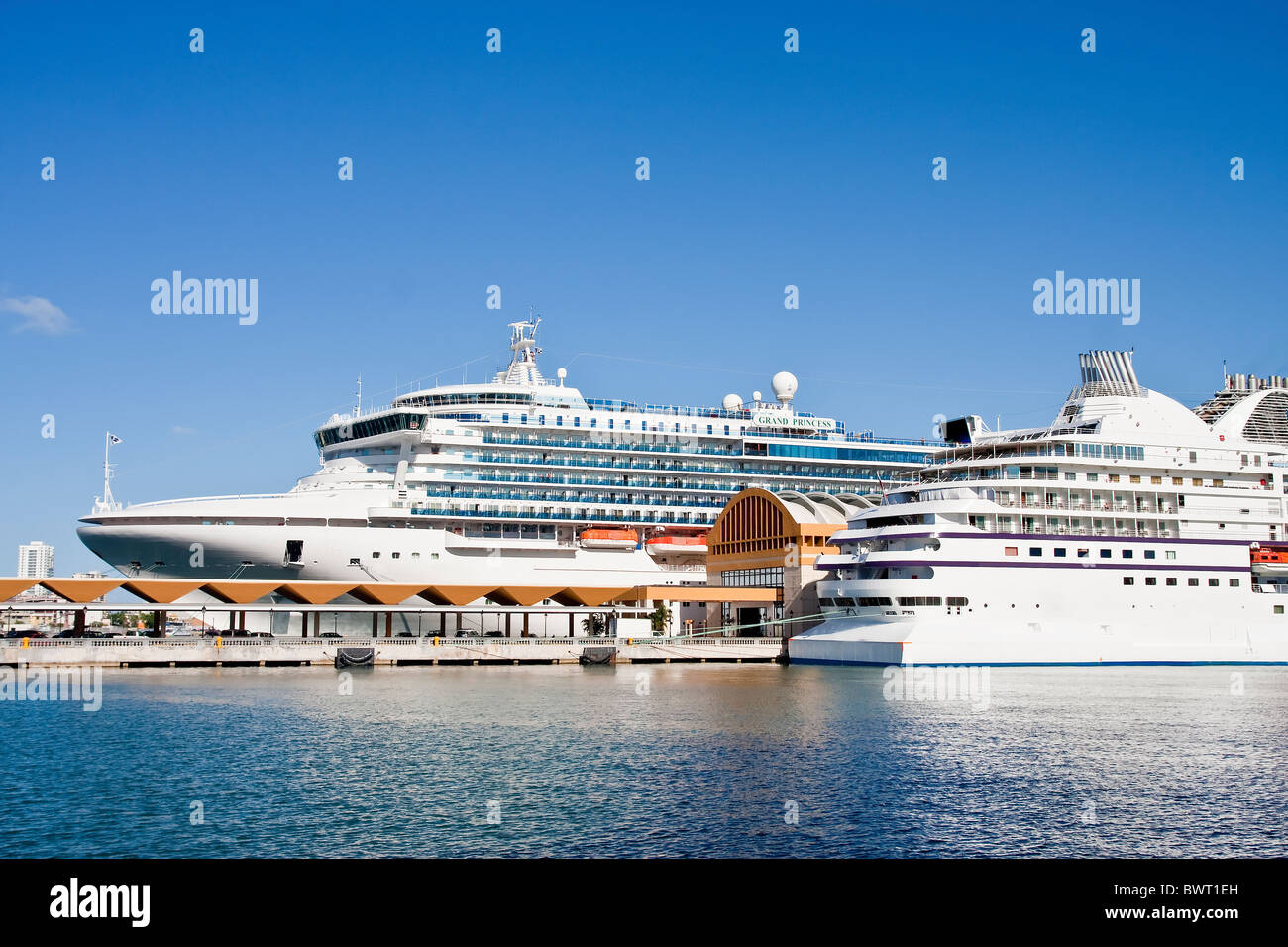 Blue and white cruise ship hi-res stock photography and images - Alamy