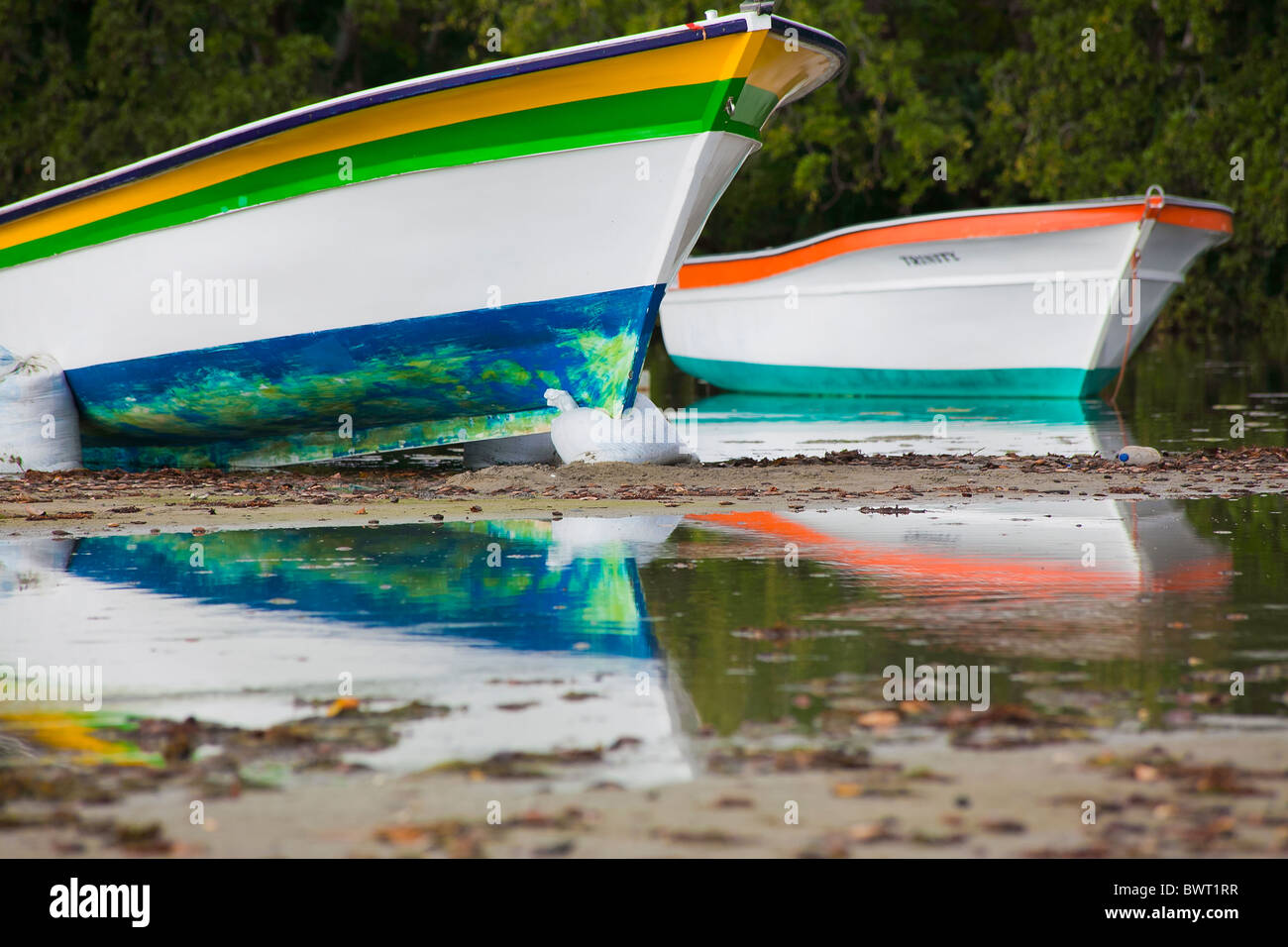 Red and green boats hi-res stock photography and images - Alamy
