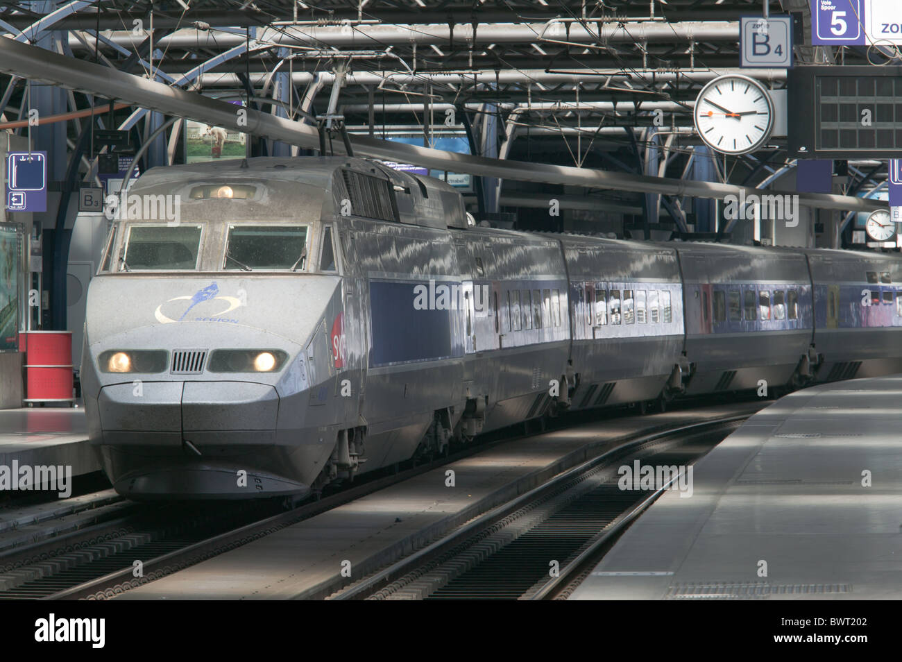 SNCF Reseau trainset 4518 in Brussels-South Station Stock Photo - Alamy