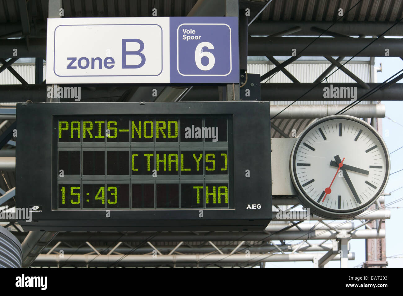 Train station platform departure board hi-res stock photography and ...