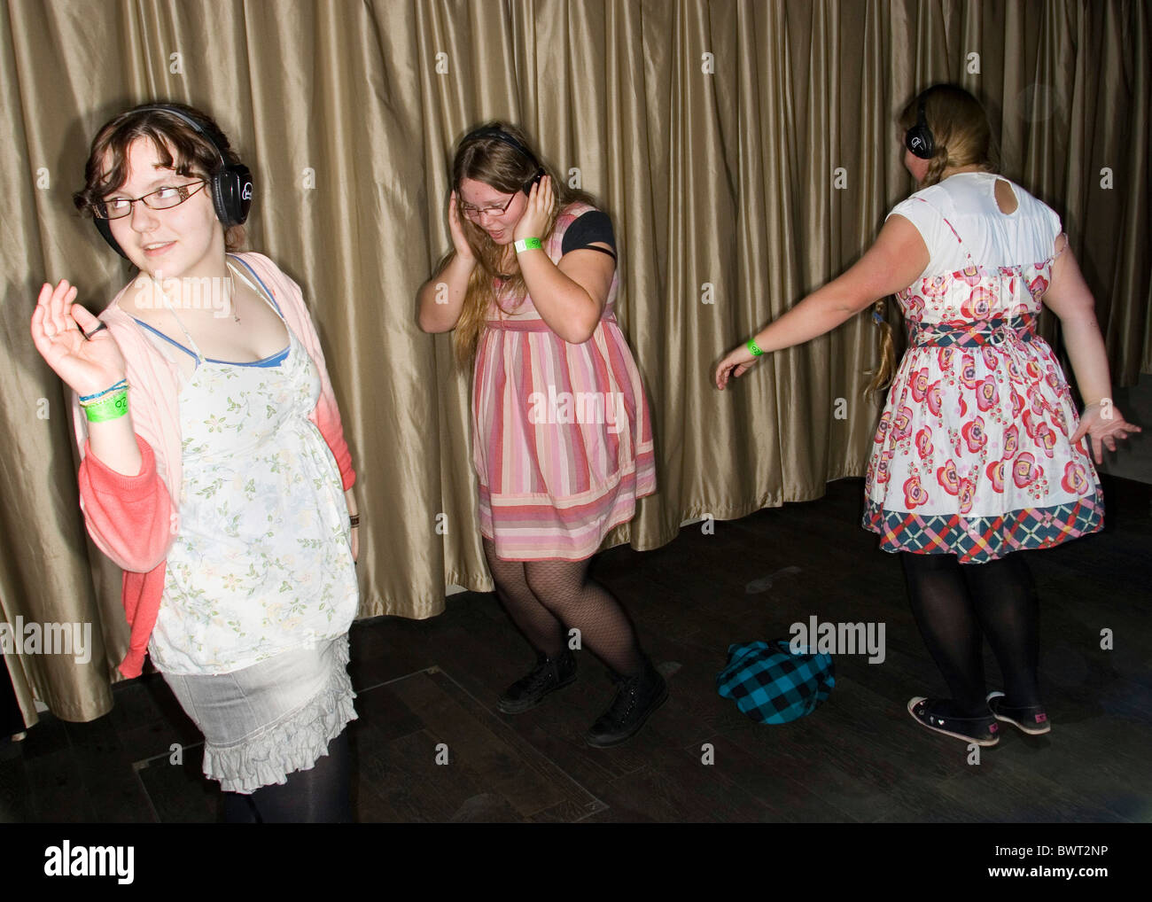 Girls dancing nightclub hi-res stock photography and images - Alamy