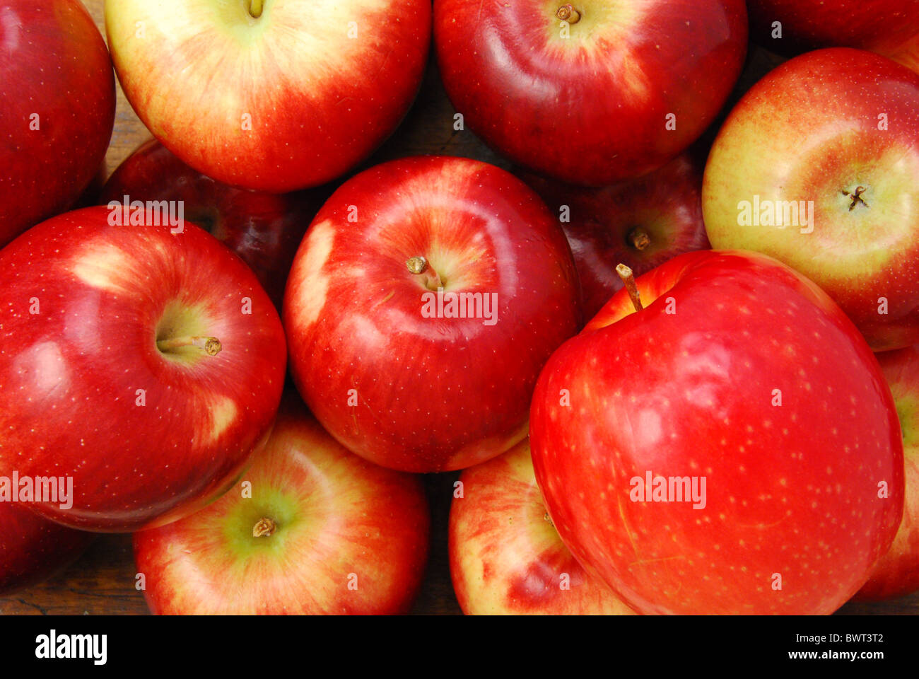 APPLE BUNDLE, A cluster of fresh red apples Stock Photo - Alamy