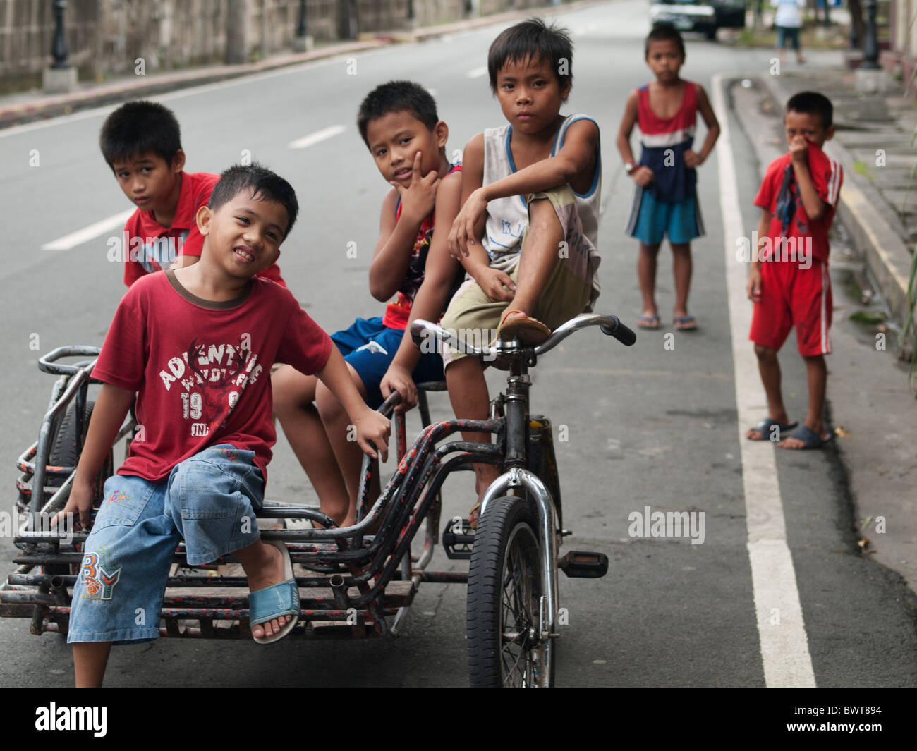 Filipino street kid hi-res stock photography and images - Alamy
