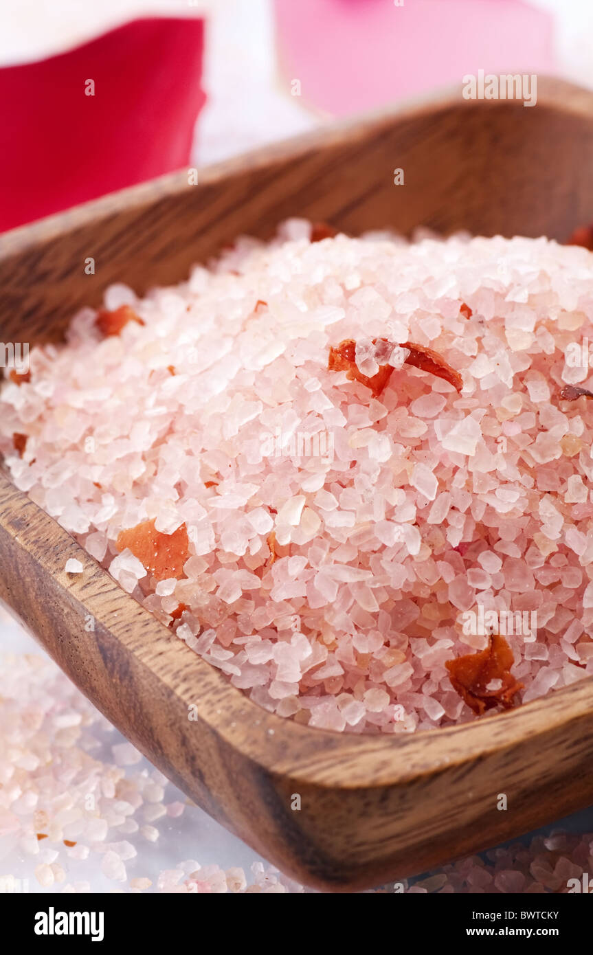 Pink bath salt in a wood bowl as closeup Stock Photo - Alamy