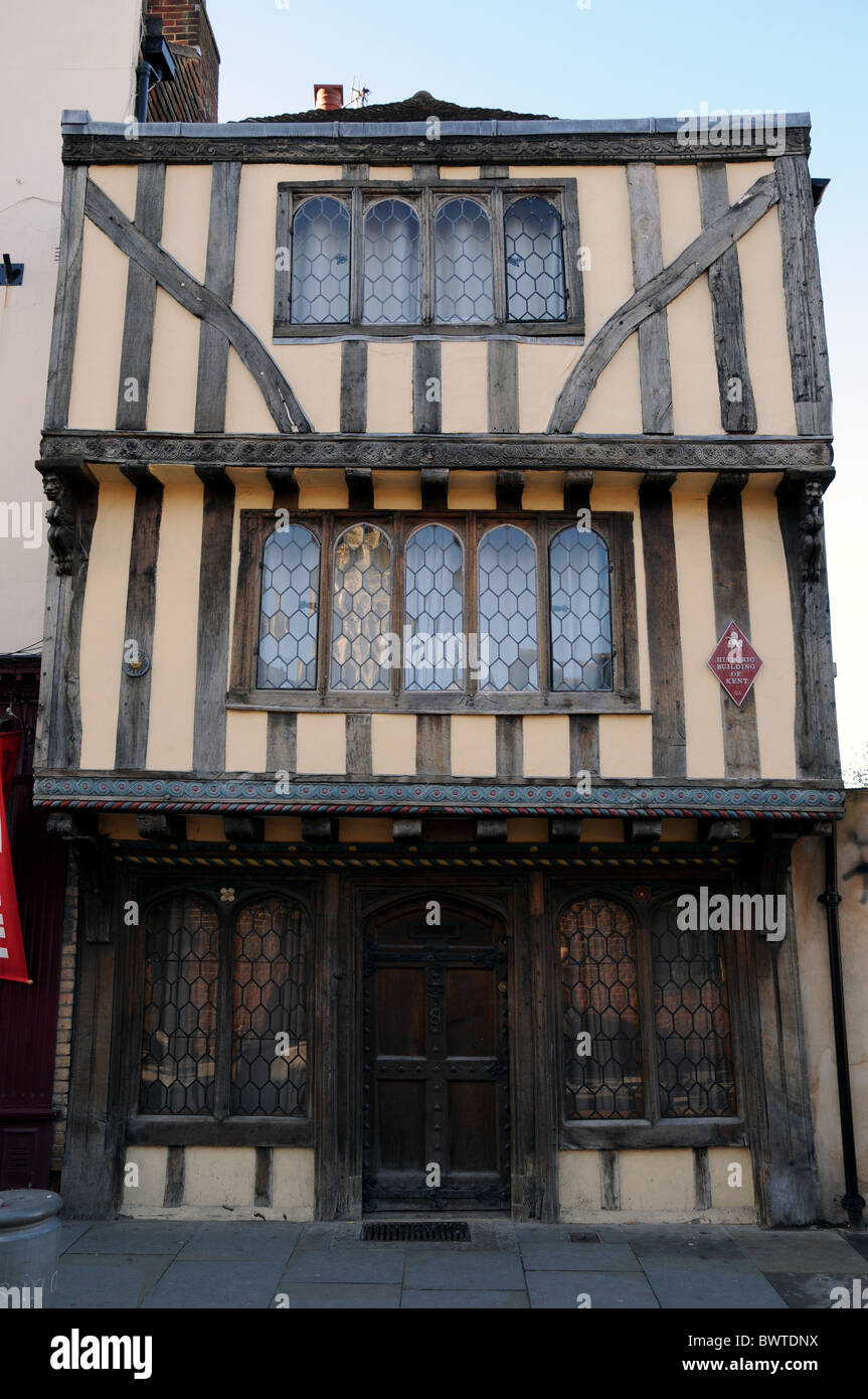 Timber framed tudor building hi-res stock photography and images - Alamy
