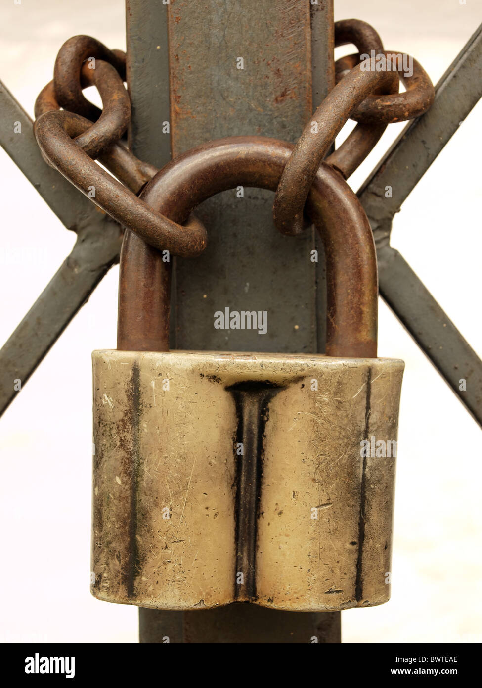 Metal lattice hi-res stock photography and images - Alamy