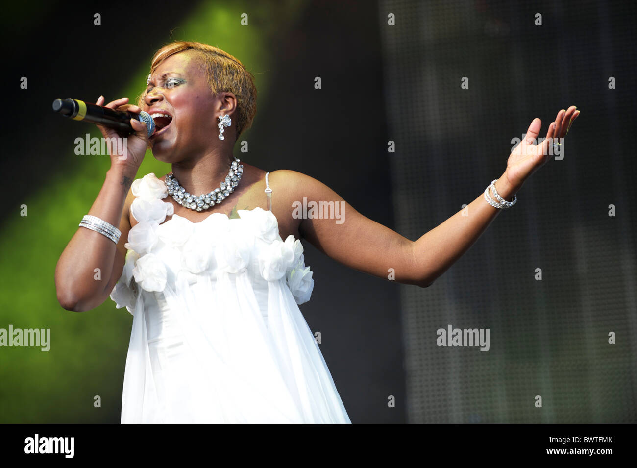 Chic band performs hi-res stock photography and images - Alamy