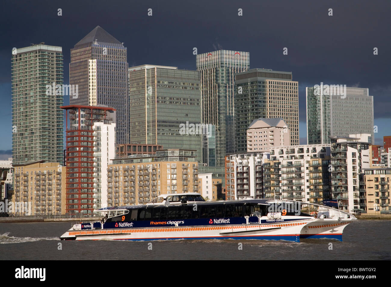 Ferry across the thames hi-res stock photography and images - Alamy