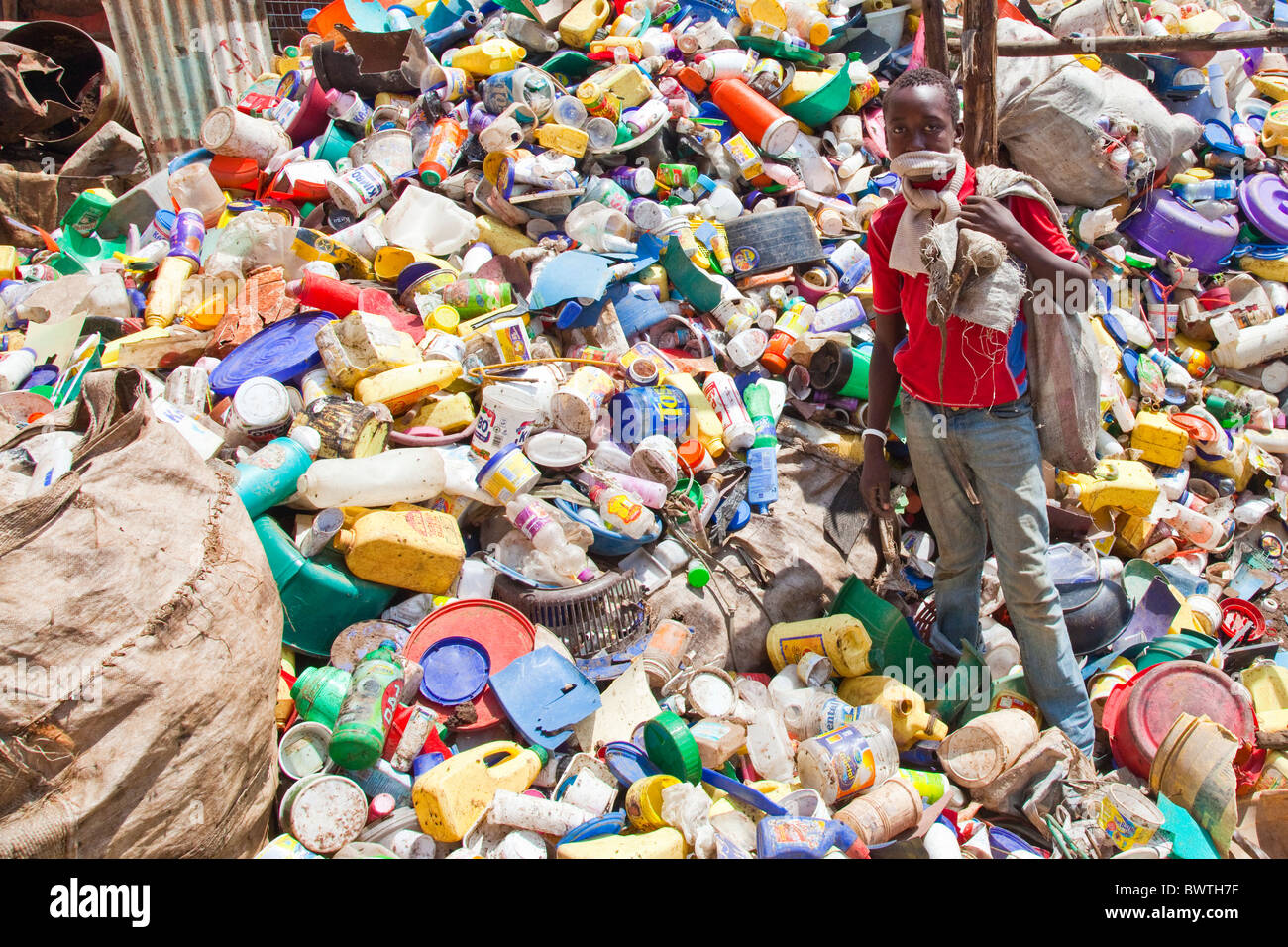 Rubbish scavanging hi-res stock photography and images - Alamy