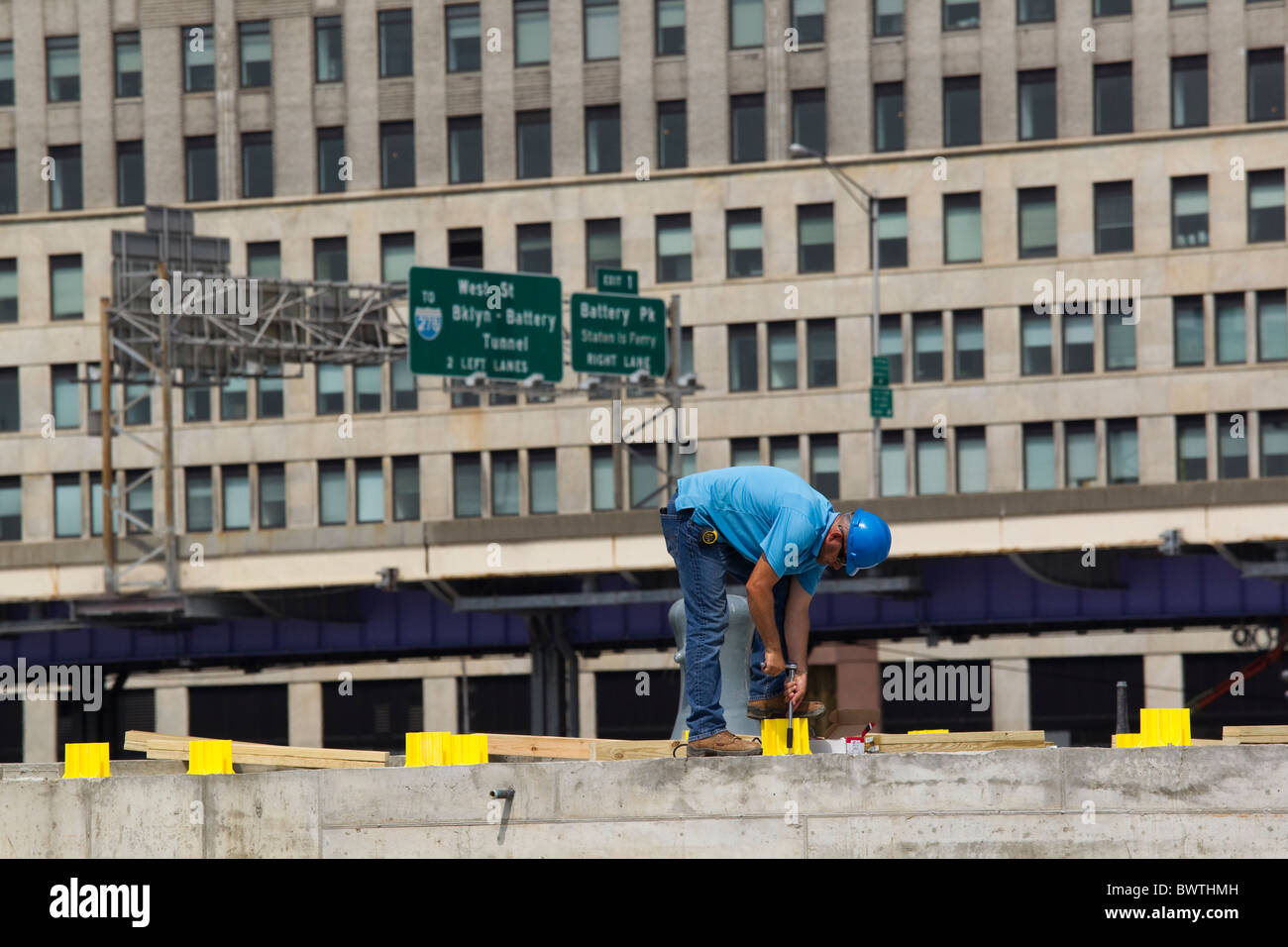 Construction worker working in New York City Stock Photo - Alamy