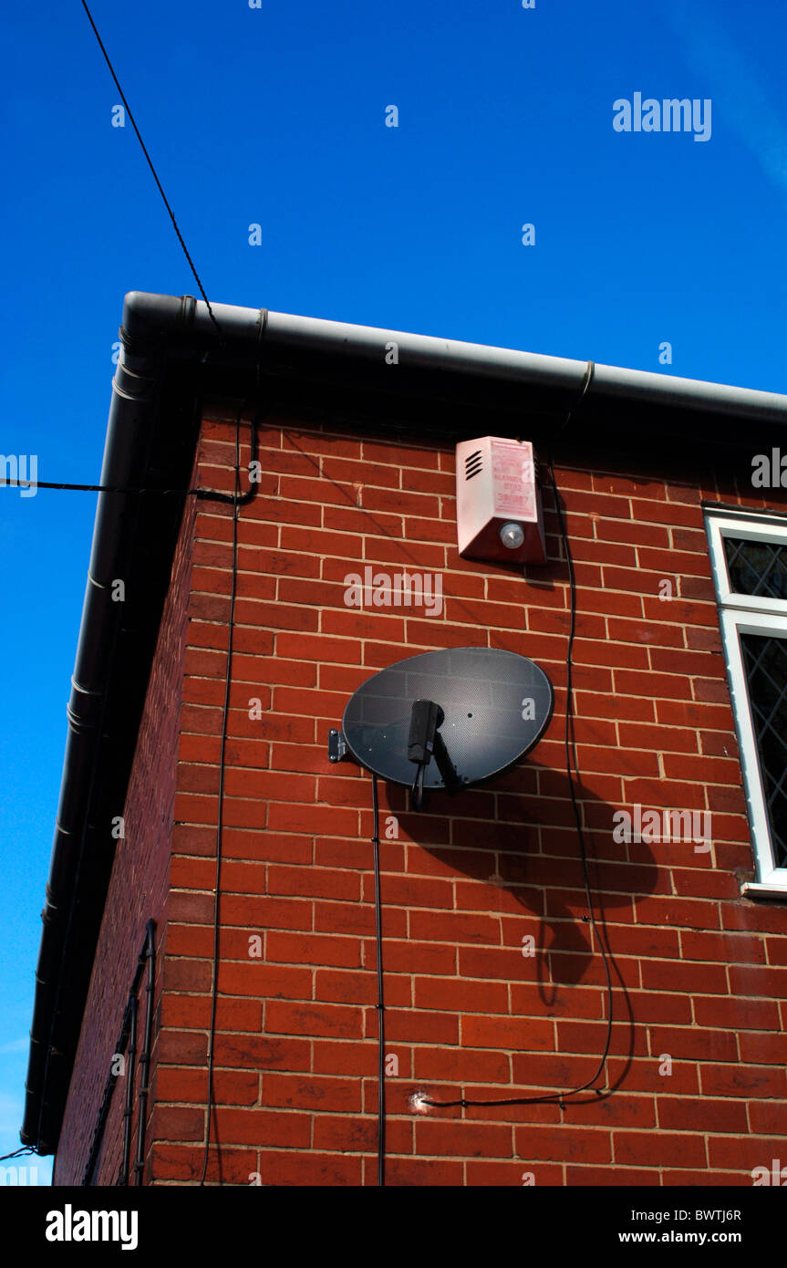 Satellite dish and house hi-res stock photography and images - Alamy