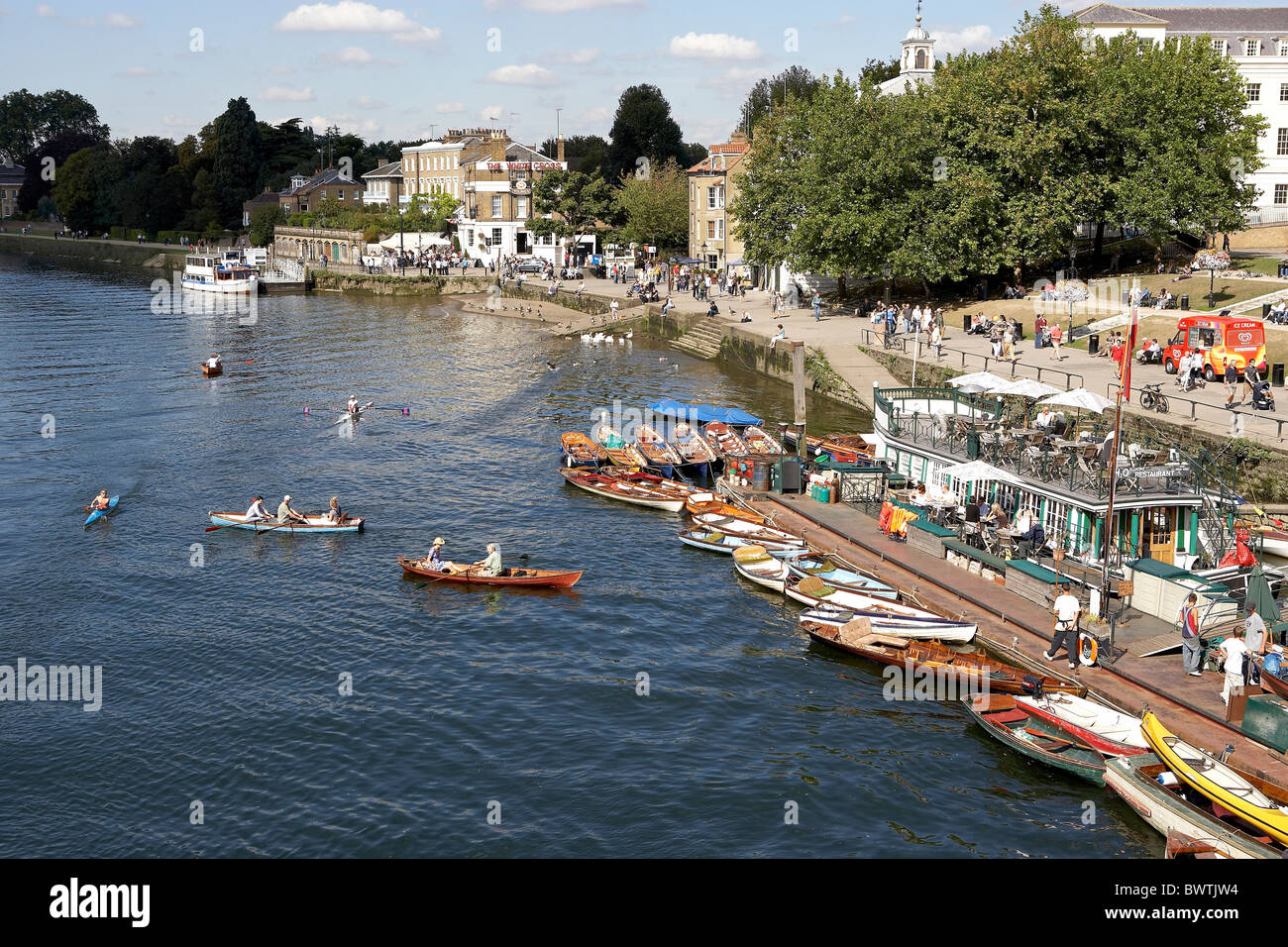 Boating on the thames hi-res stock photography and images - Alamy