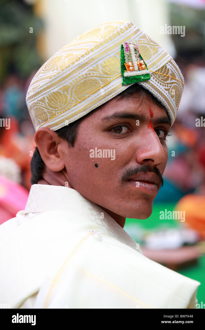 Hindu wedding thread ceremony hi-res stock photography and images - Alamy