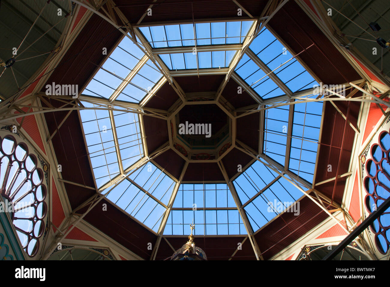 Market roof hi-res stock photography and images - Alamy