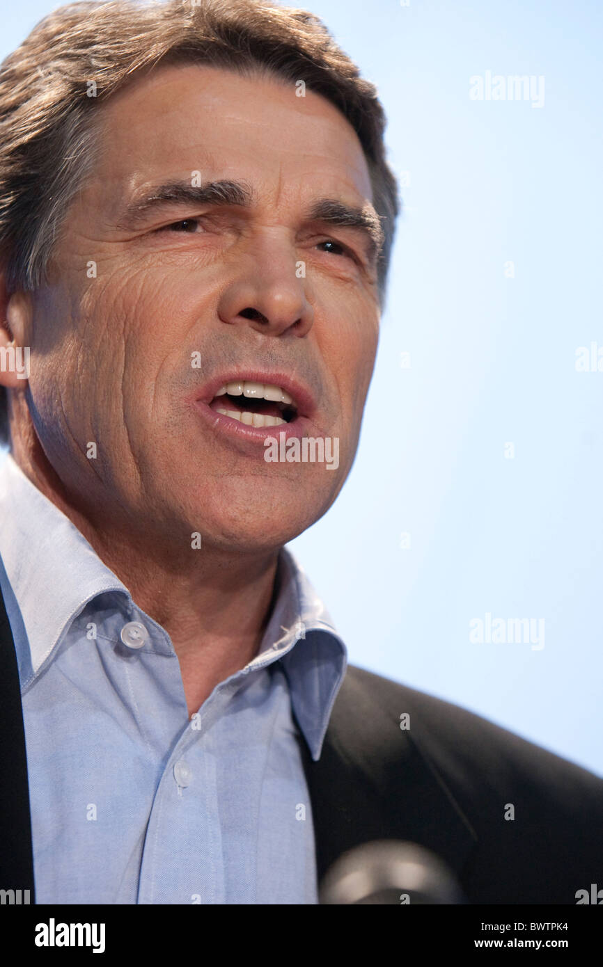 Texas Governor Rick Perry speaks at the Republican Victory 2010 rally ...