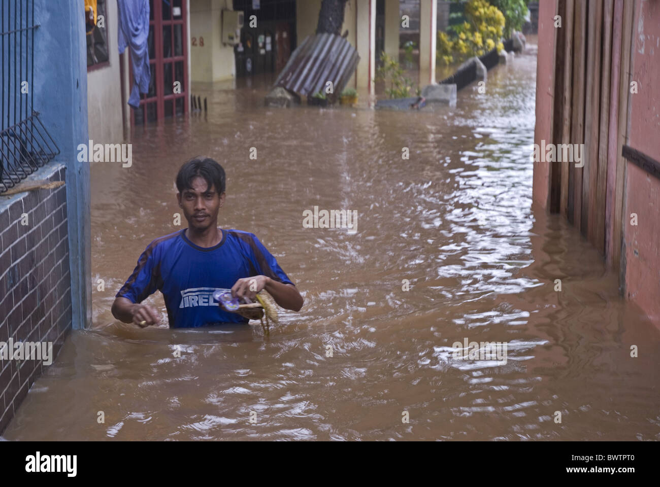 Flood victim wading through flood waters Pejaten Stock Photo - Alamy