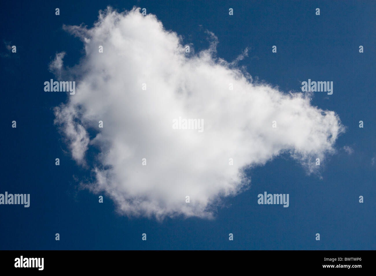 Single cloud in the sky hi-res stock photography and images - Alamy