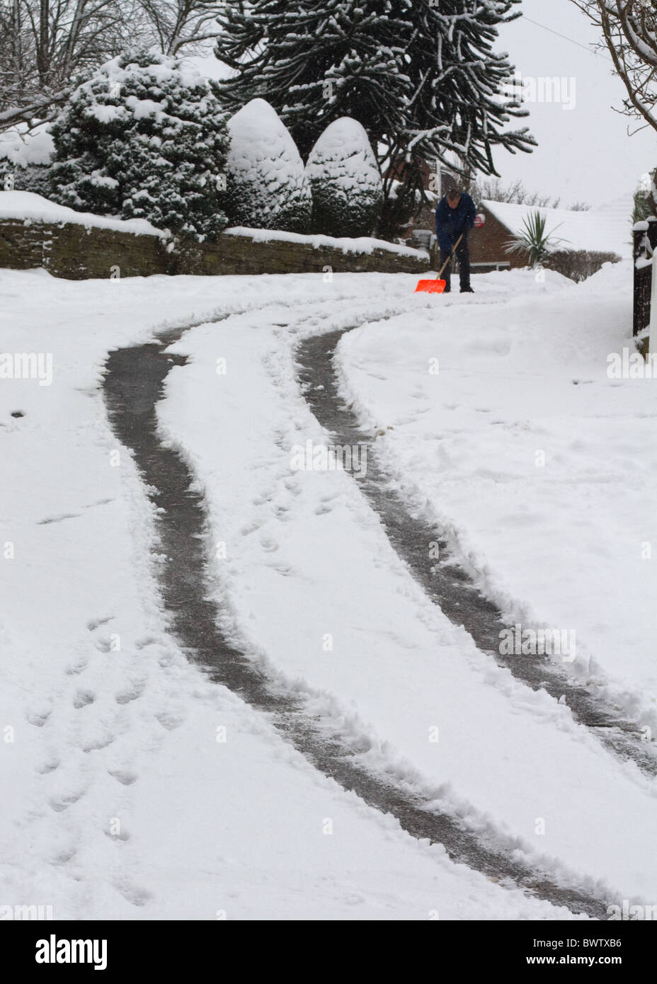 Man clearing snow from road hi-res stock photography and images - Alamy