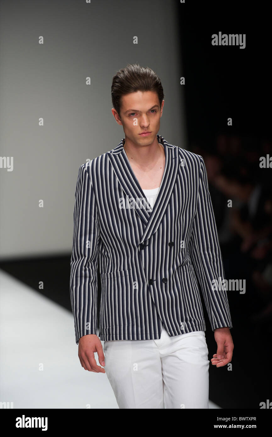 Male model catwalk hi-res stock photography and images - Alamy