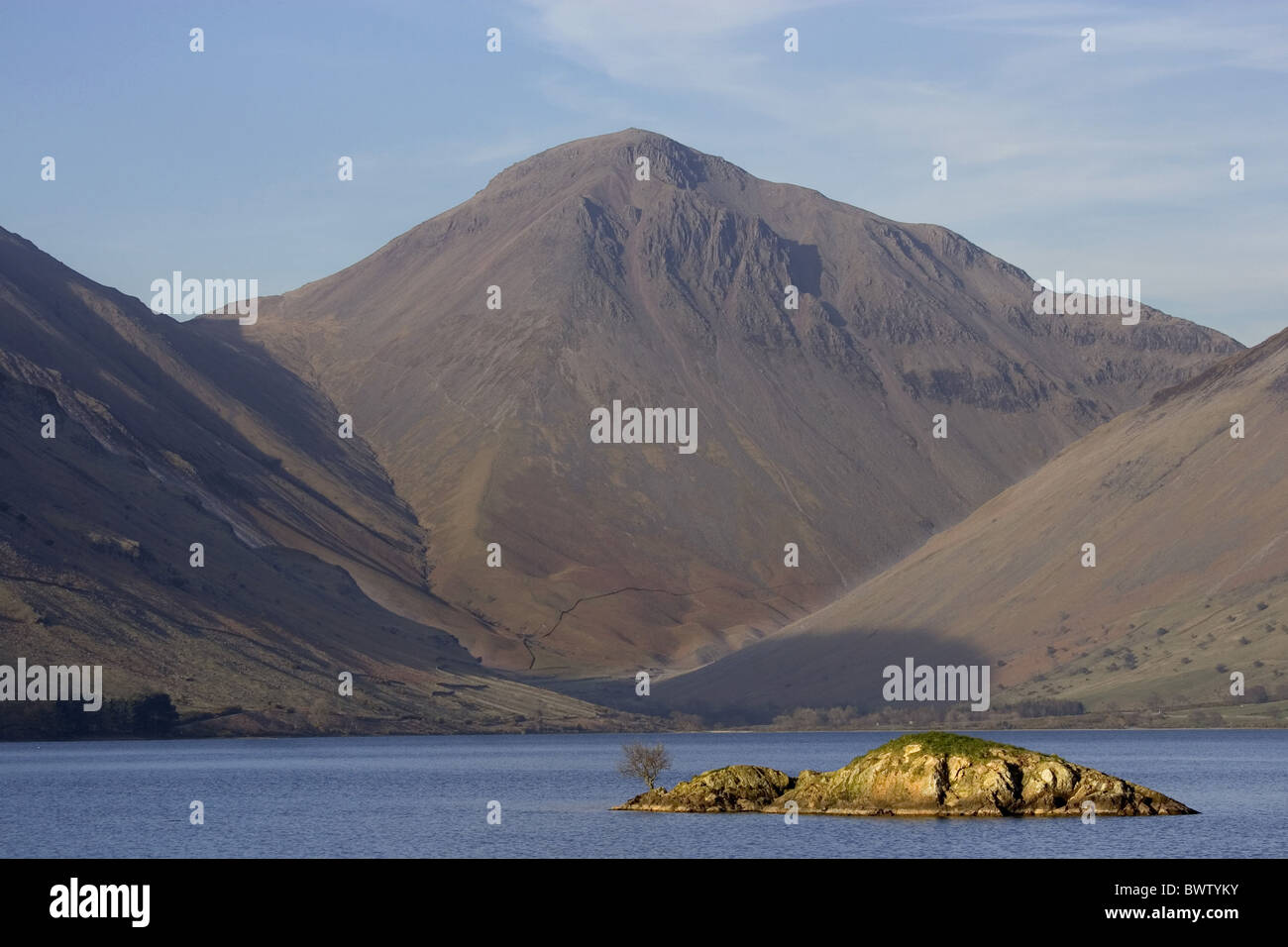 View Great Gable over Wastwater island tree Stock Photo - Alamy