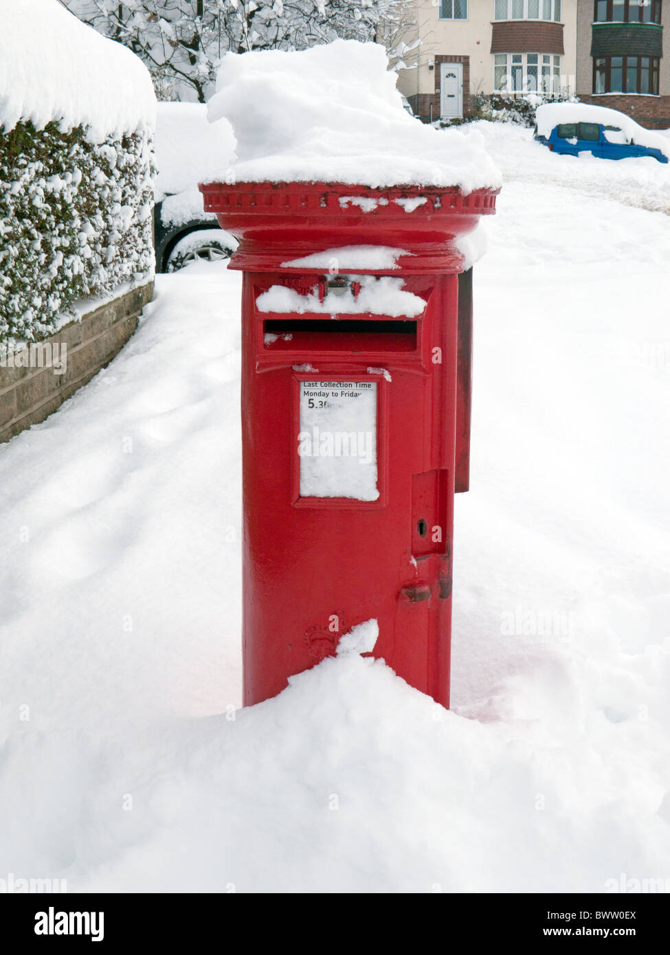 Royal Mail Post Box in heavy snow Stock Photo - Alamy