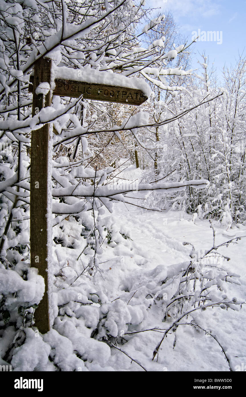 Public footpath in snow hi-res stock photography and images - Alamy