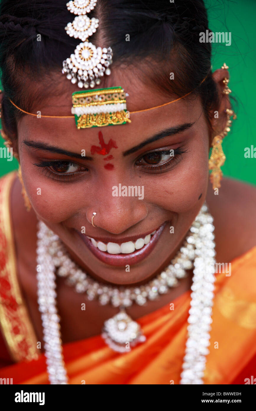 Indian ceremony bride thread woman hi-res stock photography and images ...