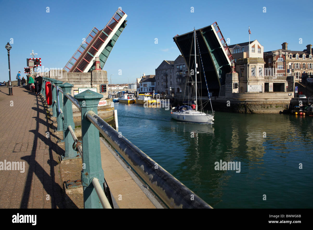 Weymouth Town Bridge opening for boats to go through, Weymouth Harbour ...