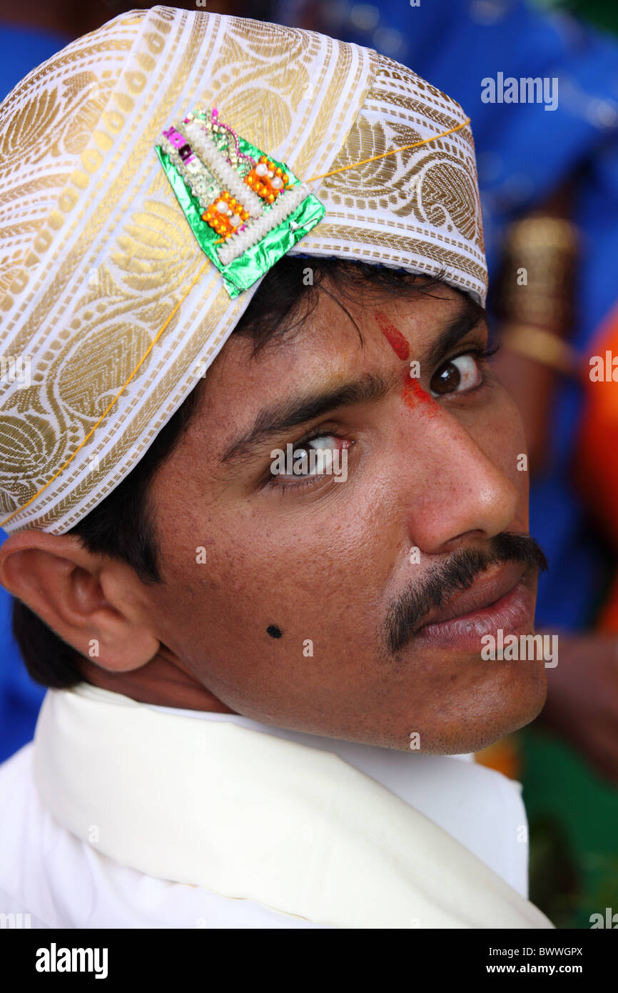 Hindu wedding thread ceremony hi-res stock photography and images - Alamy