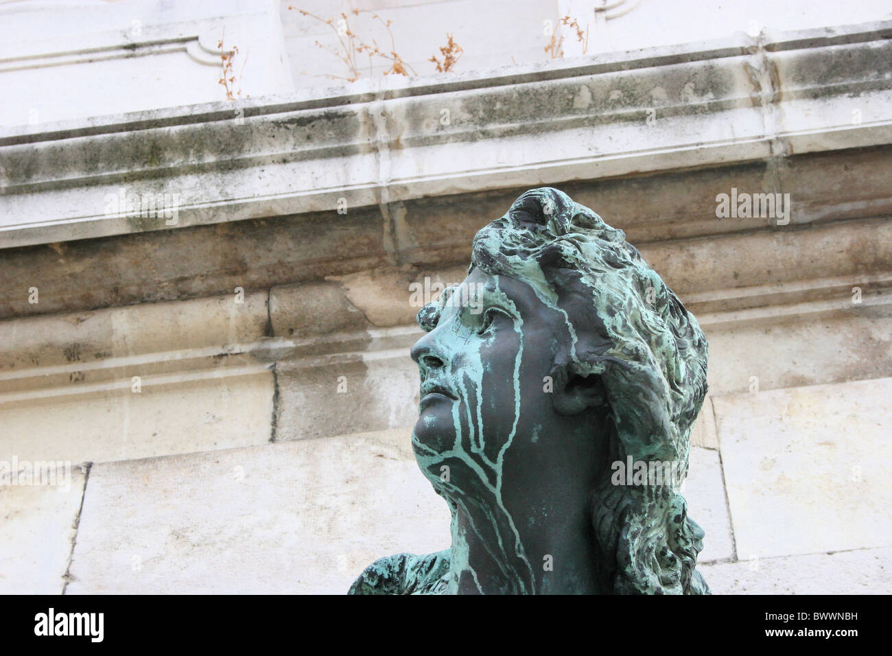 Crying woman statue hi-res stock photography and images - Alamy